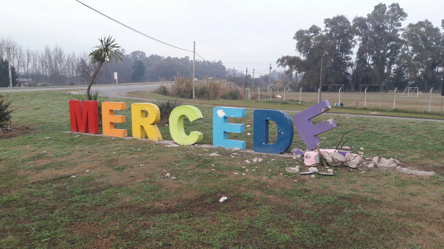 Un auto fuera de control se estrelló contra el cartel de acceso a ...